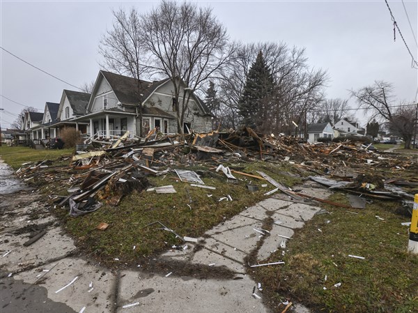 Video: Toledo fire responds to house explosion in South Toledo | The Blade