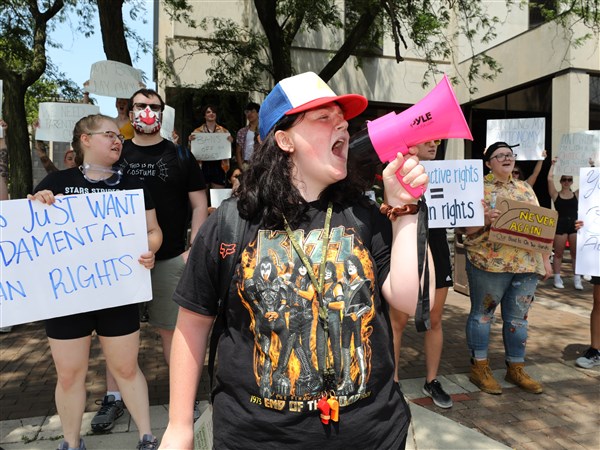 High schooler organizes pro-choice protest in downtown Toledo | The Blade