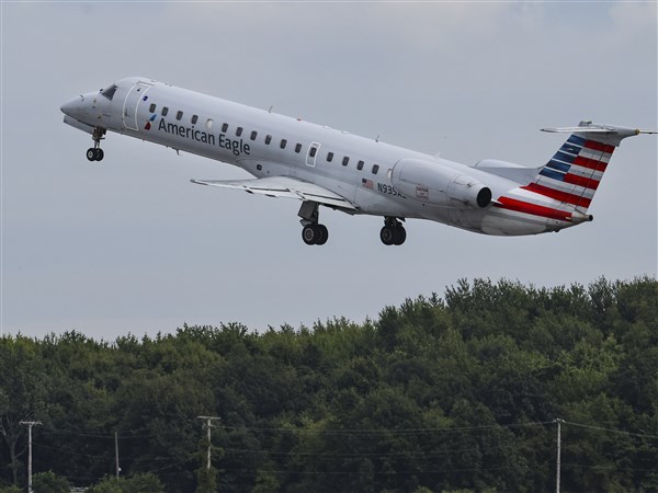 'Sad to see this go': Last flight out marks end of era at Toledo ...