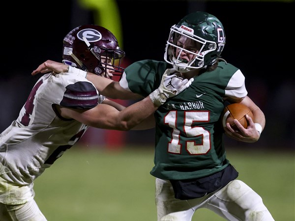 Oak Harbor's prolific offense leads Rockets to 47-36 win over Genoa ...