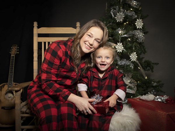 'American Idol's' Crystal Bowersox identifies as mom, rock star, and ...