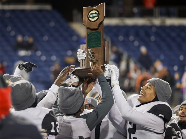 Central Catholic holds on late to secure 4th state football title | The ...