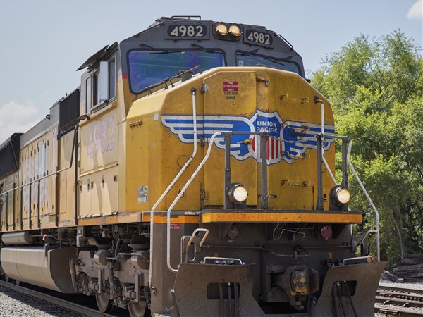 Railroad's plan to test idea to cut train crews put on hold | The Blade