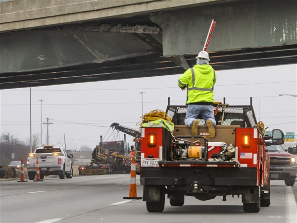 Over-height truck strikes overpass, closes NB I-75 near Rossford | The ...
