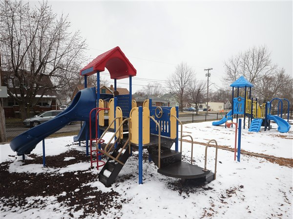 Oakdale Elementary celebrates playground in honor of beloved teacher ...