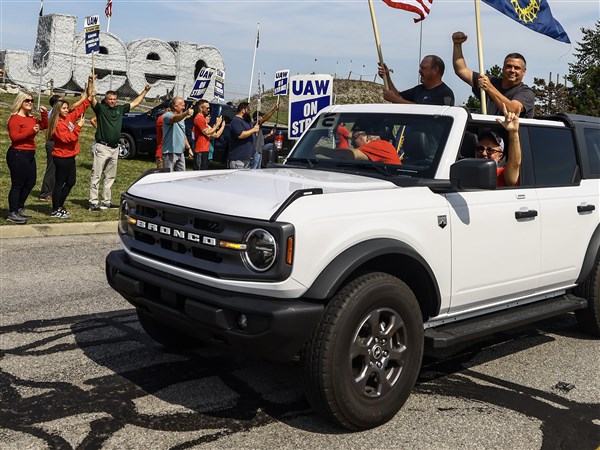 Ford Bronco convoy arrives in Toledo to support striking makers of ...