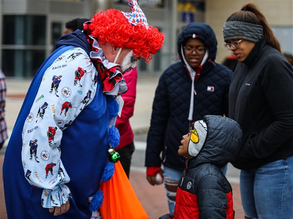 Send in the clowns: Blade Holiday Parade serves up balloons, bands, and ...
