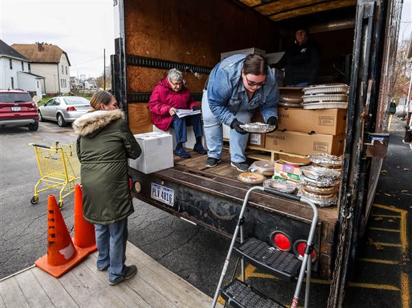 Helping Hands gives boxes of Thanksgiving dinner to 75 families | The Blade