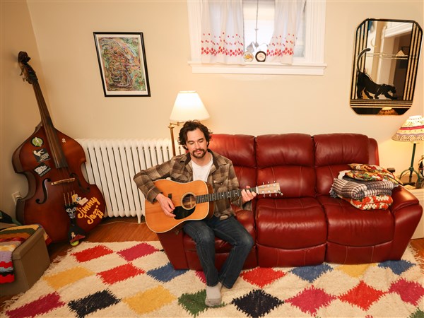 Toledo singer songwriter releases a somber Christmas carol | The Blade