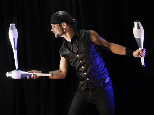 Rock 'n Rogue: Neo-vaudeville performer Clark Lewis dazzles with his ...