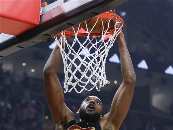 Mobley has huge block as Cavaliers hold off Banchero, Magic 104-103 in ...