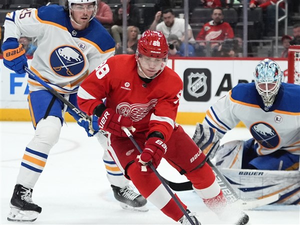 Patrick Kane is staying with the Red Wings on a 1-year deal, AP source ...