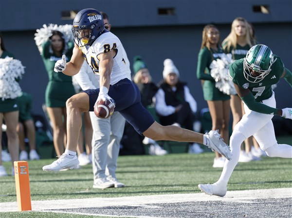 In wild fourth quarter, Toledo comes from behind to stun Eastern ...