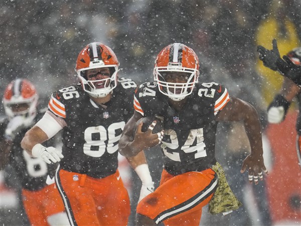 Nick Chubb plows through heavy snow for 2-yard TD, giving Browns 24-19 ...