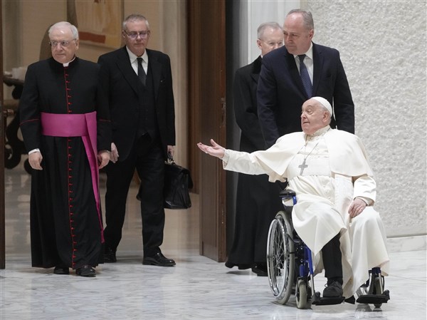 Pope Francis hurts his right arm after falling for the second time in ...
