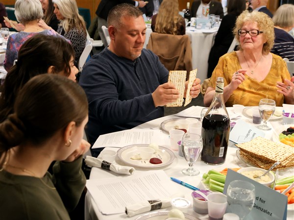 Photo Gallery: Model Passover Seder at Temple Shomer Emunim | The Blade