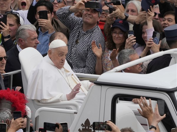 Pope Francis worried about greeting crowd in St. Peter's Square but was ...