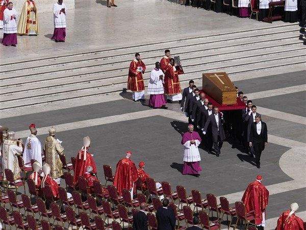 Mighty and meek say farewell to Pope Francis during Vatican funeral and ...