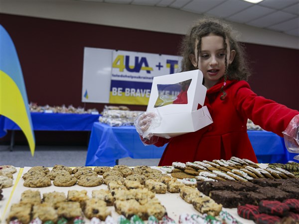 Photo Gallery: Toledo Helps Ukraine Cookie Walk at Rossford Recreation ...
