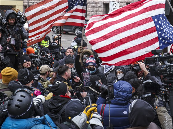 Dueling protests break out in Minneapolis as ICE presence remains heavy ...