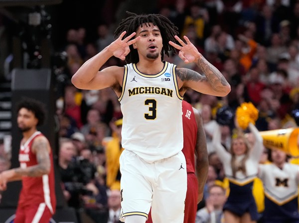 Michigan's Elliot Cadeau gets medical attention for possible allergic ...