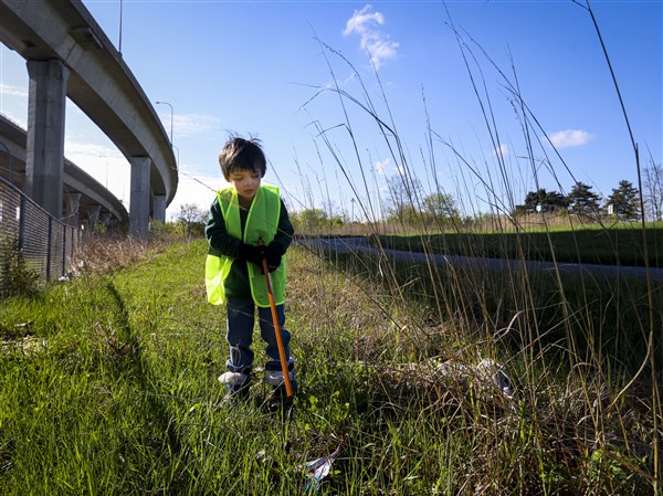 Volunteers litter highway ramps to pick up trash | The Blade