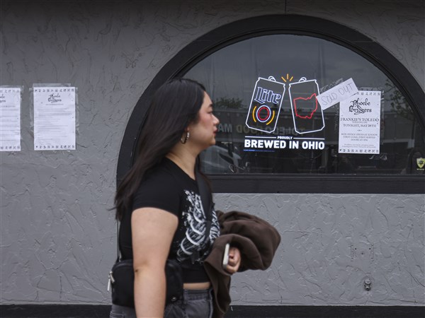 Photo gallery: Waiting in line for Phoebe Bridgers pop-up concert | The ...