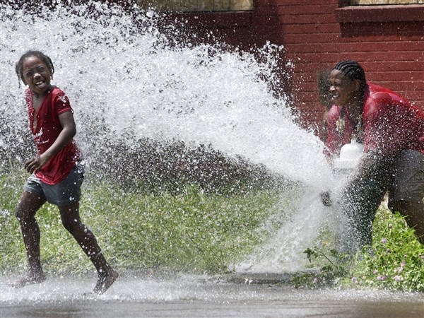 Monday Memories: Fire hydrants sprayed cool relief during 2004 heat ...